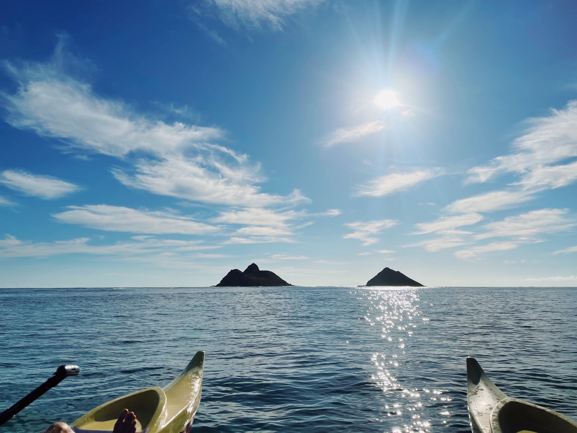 How to Kayak to “The Mokes” (Video & Pics) - Travel Town